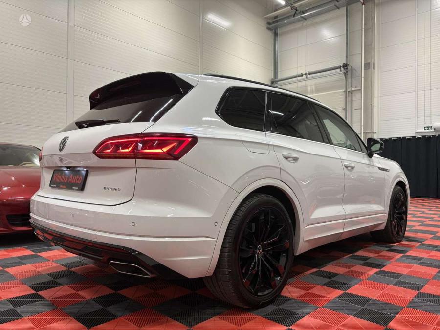 Balts Volkswagen Touareg 2021 Viļņa, ar dzinēja tilpumu 3.00 L un nobraukumu 108 tūkst. km par 46500 €, foto 5 vietnē AUTOMOTO.COM.LV