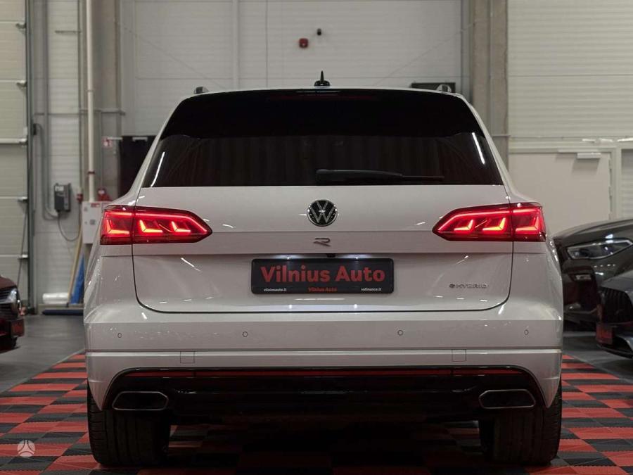 Balts Volkswagen Touareg 2021 Viļņa, ar dzinēja tilpumu 3.00 L un nobraukumu 108 tūkst. km par 46500 €, foto 6 vietnē AUTOMOTO.COM.LV