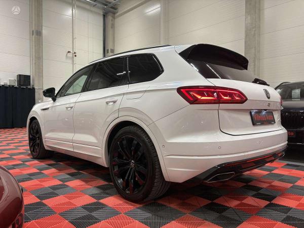 Balts Volkswagen Touareg 2021 Viļņa, ar dzinēja tilpumu 3.00 L un nobraukumu 108 tūkst. km par 46500 €, foto 6 vietnē AUTOMOTO.COM.LV