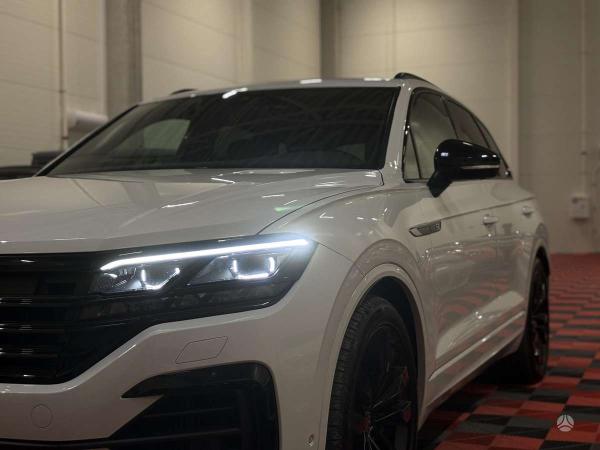 Balts Volkswagen Touareg 2021 Viļņa, ar dzinēja tilpumu 3.00 L un nobraukumu 108 tūkst. km par 46500 €, foto 7 vietnē AUTOMOTO.COM.LV