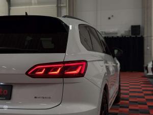 Balts Volkswagen Touareg 2021 Viļņa, ar dzinēja tilpumu 3.00 L un nobraukumu 108 tūkst. km par 46500 €, foto 10 vietnē AUTOMOTO.COM.LV