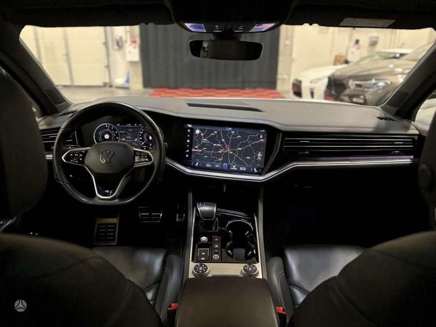 Balts Volkswagen Touareg 2021 Viļņa, ar dzinēja tilpumu 3.00 L un nobraukumu 108 tūkst. km par 46500 €, foto 22 vietnē AUTOMOTO.COM.LV