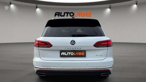 White Volkswagen Touareg 2021 in Vilnius, with an engine capacity of 3.00 L and mileage of 207 thousand km for 27888 €, photo 4 on AUTOMOTO.COM.LV
