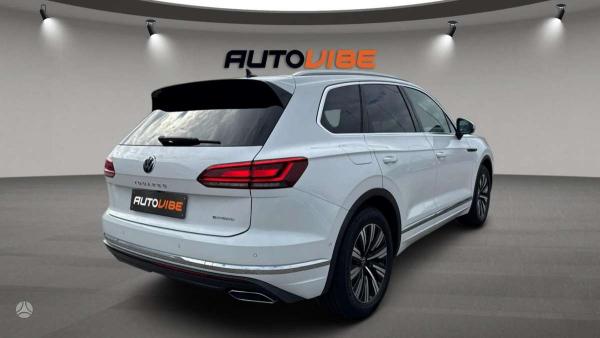 White Volkswagen Touareg 2021 in Vilnius, with an engine capacity of 3.00 L and mileage of 207 thousand km for 27888 €, photo 6 on AUTOMOTO.COM.LV