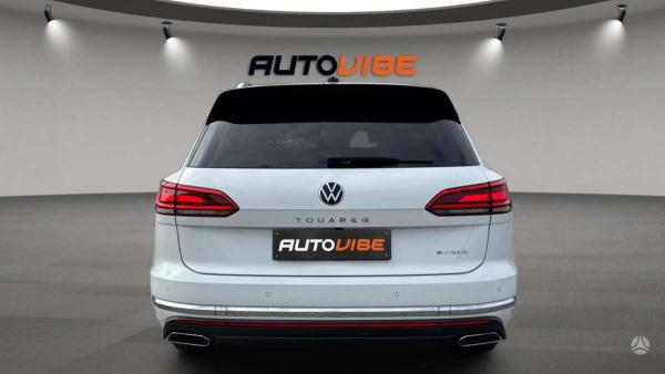 Balts Volkswagen Touareg 2021 Viļņa, ar dzinēja tilpumu 3.00 L un nobraukumu 207 tūkst. km par 26989 €, foto 5 vietnē AUTOMOTO.COM.LV