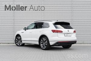 White Volkswagen Touareg 2022 in Riga, with an engine capacity of 3.00 L and mileage of 111 thousand km for 42800 €, photo 4 on AUTOMOTO.COM.LV