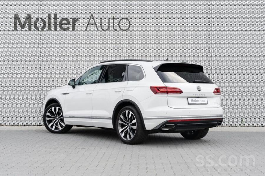 White Volkswagen Touareg 2022 in Riga, with an engine capacity of 3.00 L and mileage of 111 thousand km for 42800 €, photo 4 on AUTOMOTO.COM.LV