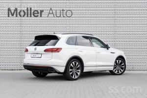 White Volkswagen Touareg 2022 in Riga, with an engine capacity of 3.00 L and mileage of 111 thousand km for 42800 €, photo 5 on AUTOMOTO.COM.LV