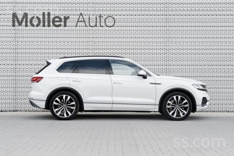 White Volkswagen Touareg 2022 in Riga, with an engine capacity of 3.00 L and mileage of 111 thousand km for 42800 €, photo 6 on AUTOMOTO.COM.LV