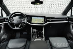 White Volkswagen Touareg 2022 in Riga, with an engine capacity of 3.00 L and mileage of 111 thousand km for 42800 €, photo 7 on AUTOMOTO.COM.LV