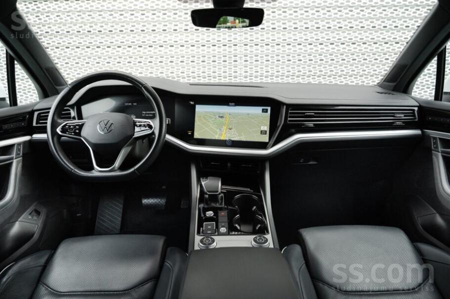 White Volkswagen Touareg 2022 in Riga, with an engine capacity of 3.00 L and mileage of 111 thousand km for 42800 €, photo 7 on AUTOMOTO.COM.LV