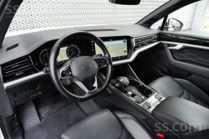 White Volkswagen Touareg 2022 in Riga, with an engine capacity of 3.00 L and mileage of 111 thousand km for 42800 €, photo 11 on AUTOMOTO.COM.LV