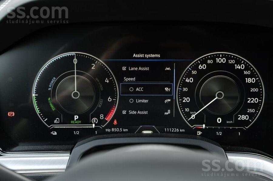 White Volkswagen Touareg 2022 in Riga, with an engine capacity of 3.00 L and mileage of 111 thousand km for 42800 €, photo 15 on AUTOMOTO.COM.LV