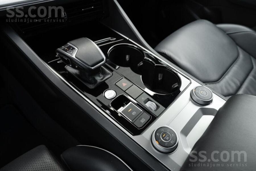 White Volkswagen Touareg 2022 in Riga, with an engine capacity of 3.00 L and mileage of 111 thousand km for 42800 €, photo 27 on AUTOMOTO.COM.LV