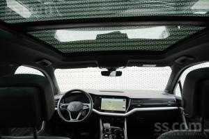 White Volkswagen Touareg 2022 in Riga, with an engine capacity of 3.00 L and mileage of 111 thousand km for 42800 €, photo 30 on AUTOMOTO.COM.LV