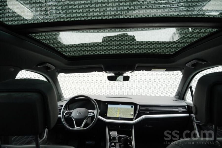 White Volkswagen Touareg 2022 in Riga, with an engine capacity of 3.00 L and mileage of 111 thousand km for 42800 €, photo 30 on AUTOMOTO.COM.LV