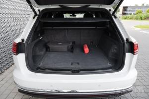 White Volkswagen Touareg 2022 in Riga, with an engine capacity of 3.00 L and mileage of 111 thousand km for 42800 €, photo 31 on AUTOMOTO.COM.LV