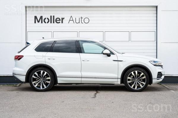 White Volkswagen Touareg 2022 in Riga, with an engine capacity of 3.00 L and mileage of 88 thousand km for 44950 €, photo 6 on AUTOMOTO.COM.LV
