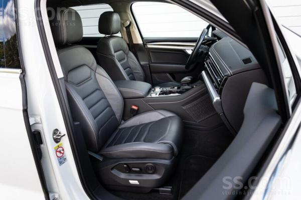 White Volkswagen Touareg 2022 in Riga, with an engine capacity of 3.00 L and mileage of 88 thousand km for 44950 €, photo 8 on AUTOMOTO.COM.LV