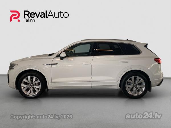 White Volkswagen Touareg 2023 in Tallinn, with an engine capacity of 3.00 L and mileage of 66 thousand km for 47900 €, photo 2 on AUTOMOTO.COM.LV