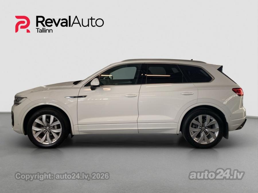 White Volkswagen Touareg 2023 in Tallinn, with an engine capacity of 3.00 L and mileage of 66 thousand km for 47900 €, photo 3 on AUTOMOTO.COM.LV