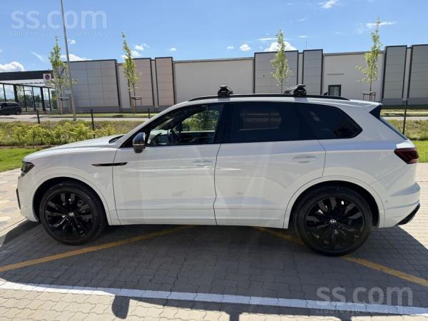 Balts Volkswagen Touareg 2023 Rīga, ar dzinēja tilpumu 3.00 L un nobraukumu 53 tūkst. km par 49500 €, foto 1 vietnē AUTOMOTO.COM.LV