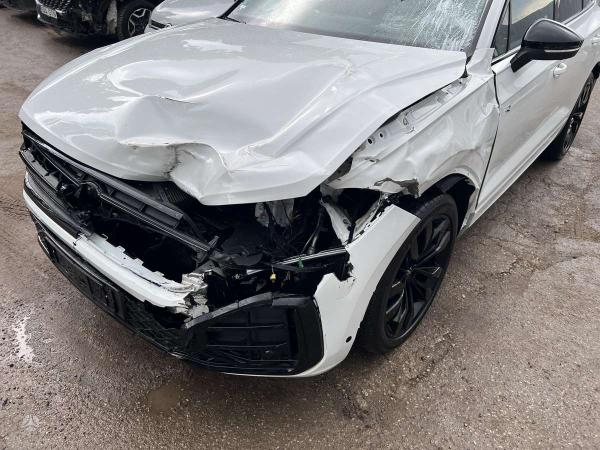 White Volkswagen Touareg 2023 in Kaunas, with an engine capacity of 2.97 L and mileage of 27 thousand km for 28900 €, photo 5 on AUTOMOTO.COM.LV