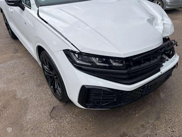 White Volkswagen Touareg 2023 in Kaunas, with an engine capacity of 2.97 L and mileage of 27 thousand km for 28900 €, photo 6 on AUTOMOTO.COM.LV