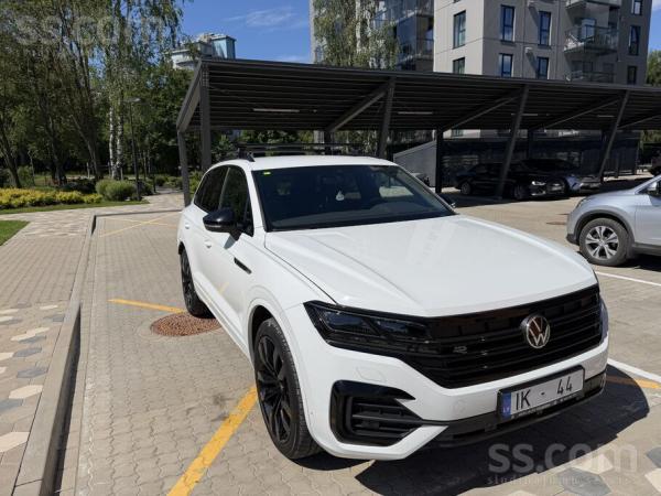 White Volkswagen Touareg 2023 in Riga, with an engine capacity of 3.00 L and mileage of 52 thousand km for 46500 €, photo 2 on AUTOMOTO.COM.LV