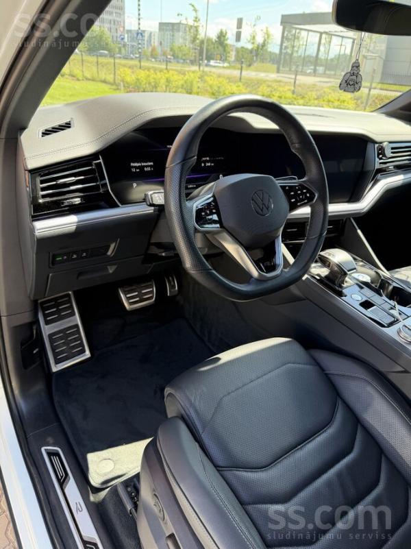 White Volkswagen Touareg 2023 in Riga, with an engine capacity of 3.00 L and mileage of 52 thousand km for 46500 €, photo 6 on AUTOMOTO.COM.LV