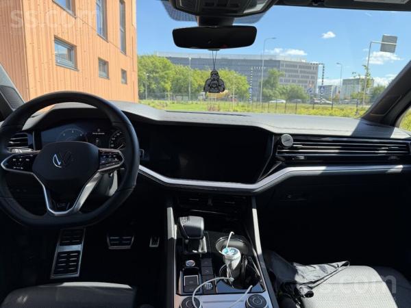 White Volkswagen Touareg 2023 in Riga, with an engine capacity of 3.00 L and mileage of 52 thousand km for 46500 €, photo 8 on AUTOMOTO.COM.LV