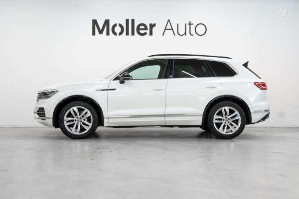 White Volkswagen Touareg 2023 in Vilnius, with an engine capacity of 3.00 L and mileage of 135 thousand km for 45250 €, photo 2 on AUTOMOTO.COM.LV
