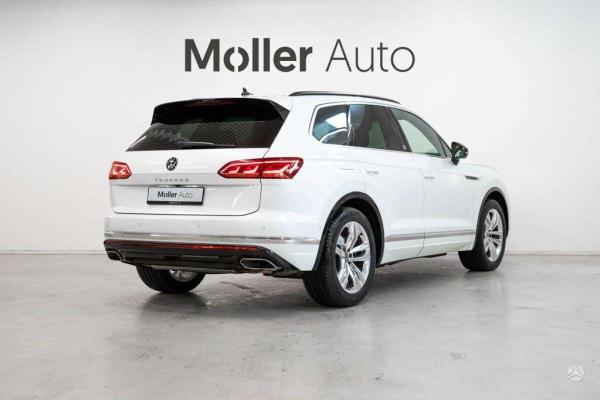 White Volkswagen Touareg 2023 in Vilnius, with an engine capacity of 3.00 L and mileage of 135 thousand km for 45250 €, photo 3 on AUTOMOTO.COM.LV