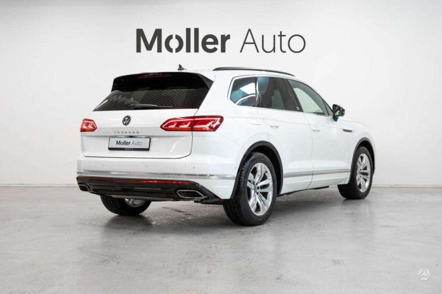 Balts Volkswagen Touareg 2023 Viļņa, ar dzinēja tilpumu 3.00 L un nobraukumu 135 tūkst. km par 45250 €, foto 4 vietnē AUTOMOTO.COM.LV