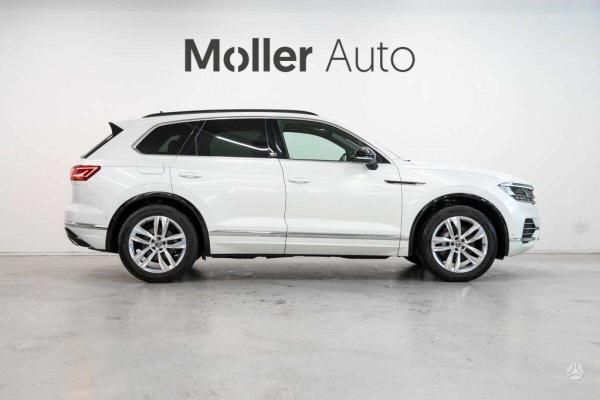 White Volkswagen Touareg 2023 in Vilnius, with an engine capacity of 3.00 L and mileage of 135 thousand km for 45250 €, photo 4 on AUTOMOTO.COM.LV