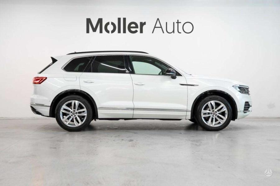 Balts Volkswagen Touareg 2023 Viļņa, ar dzinēja tilpumu 3.00 L un nobraukumu 135 tūkst. km par 45250 €, foto 5 vietnē AUTOMOTO.COM.LV