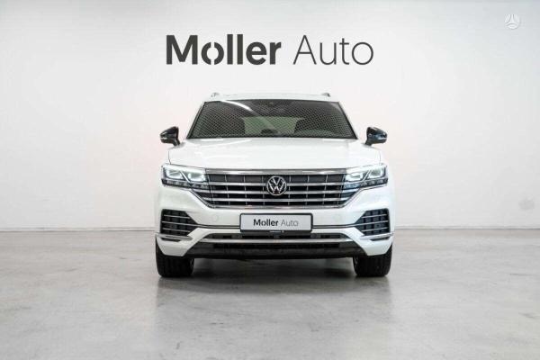 White Volkswagen Touareg 2023 in Vilnius, with an engine capacity of 3.00 L and mileage of 135 thousand km for 45250 €, photo 5 on AUTOMOTO.COM.LV