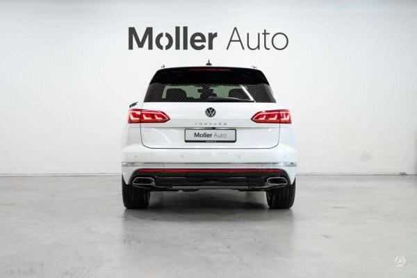 White Volkswagen Touareg 2023 in Vilnius, with an engine capacity of 3.00 L and mileage of 135 thousand km for 45250 €, photo 6 on AUTOMOTO.COM.LV
