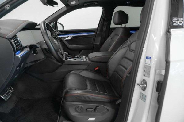 White Volkswagen Touareg 2023 in Vilnius, with an engine capacity of 3.00 L and mileage of 135 thousand km for 45250 €, photo 7 on AUTOMOTO.COM.LV