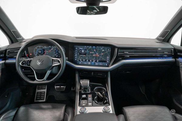 White Volkswagen Touareg 2023 in Vilnius, with an engine capacity of 3.00 L and mileage of 135 thousand km for 45250 €, photo 8 on AUTOMOTO.COM.LV