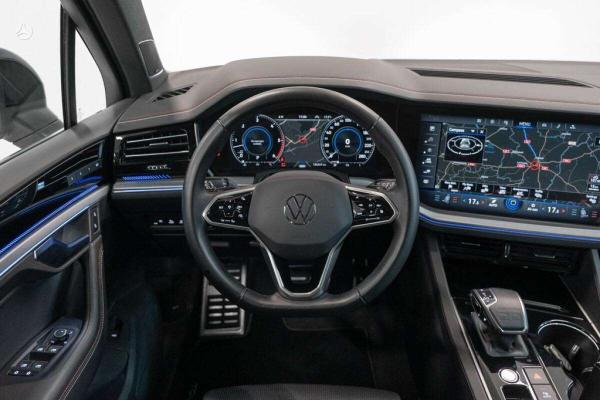 White Volkswagen Touareg 2023 in Vilnius, with an engine capacity of 3.00 L and mileage of 135 thousand km for 45250 €, photo 9 on AUTOMOTO.COM.LV