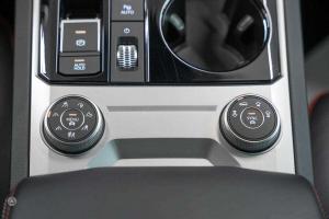 Balts Volkswagen Touareg 2023 Viļņa, ar dzinēja tilpumu 3.00 L un nobraukumu 135 tūkst. km par 45250 €, foto 24 vietnē AUTOMOTO.COM.LV