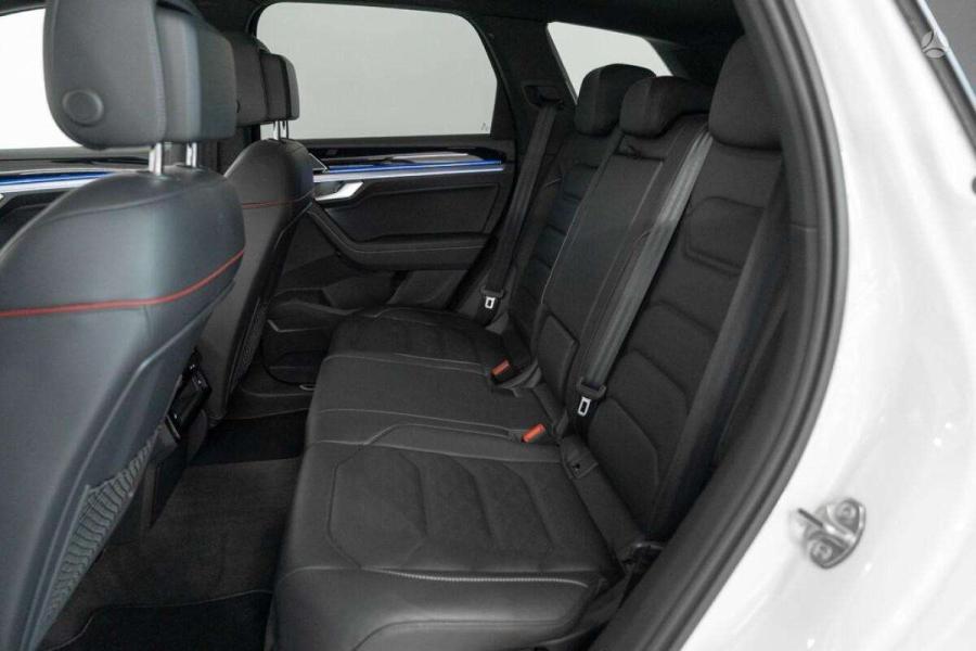 Balts Volkswagen Touareg 2023 Viļņa, ar dzinēja tilpumu 3.00 L un nobraukumu 135 tūkst. km par 45250 €, foto 29 vietnē AUTOMOTO.COM.LV