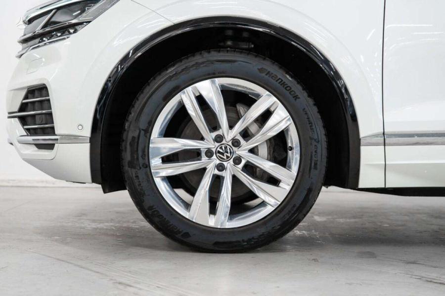 Balts Volkswagen Touareg 2023 Viļņa, ar dzinēja tilpumu 3.00 L un nobraukumu 135 tūkst. km par 45250 €, foto 36 vietnē AUTOMOTO.COM.LV