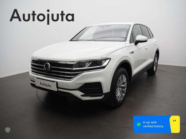 White Volkswagen Touareg 2023 in Vilnius, with an engine capacity of 2.97 L and mileage of 158 thousand km for 34750 €, photo 1 on AUTOMOTO.COM.LV