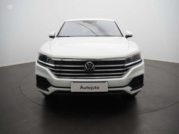 White Volkswagen Touareg 2023 in Vilnius, with an engine capacity of 2.97 L and mileage of 158 thousand km for 34750 €, photo 3 on AUTOMOTO.COM.LV