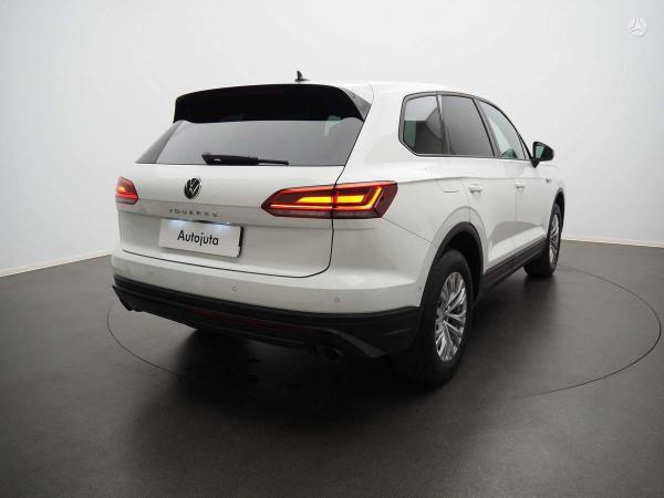 White Volkswagen Touareg 2023 in Vilnius, with an engine capacity of 2.97 L and mileage of 158 thousand km for 34750 €, photo 5 on AUTOMOTO.COM.LV