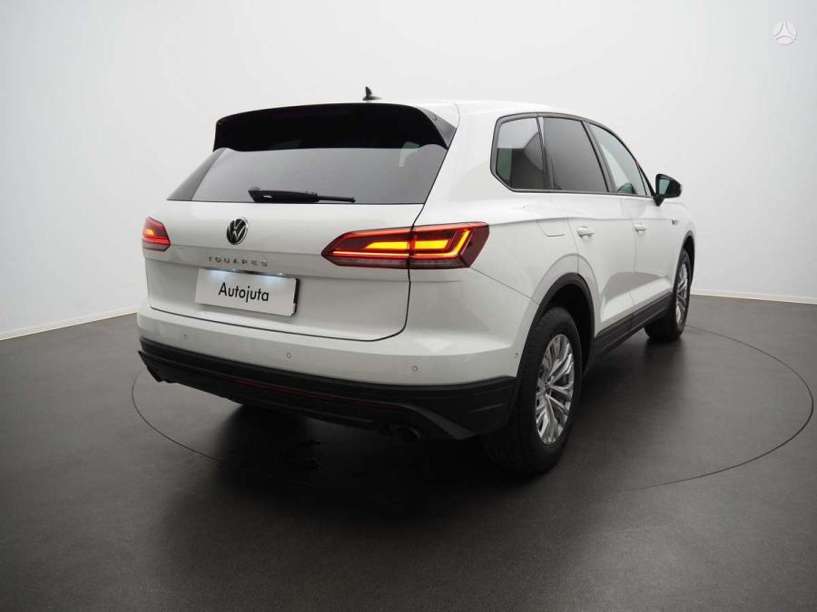 Balts Volkswagen Touareg 2023 Viļņa, ar dzinēja tilpumu 2.97 L un nobraukumu 158 tūkst. km par 34750 €, foto 5 vietnē AUTOMOTO.COM.LV