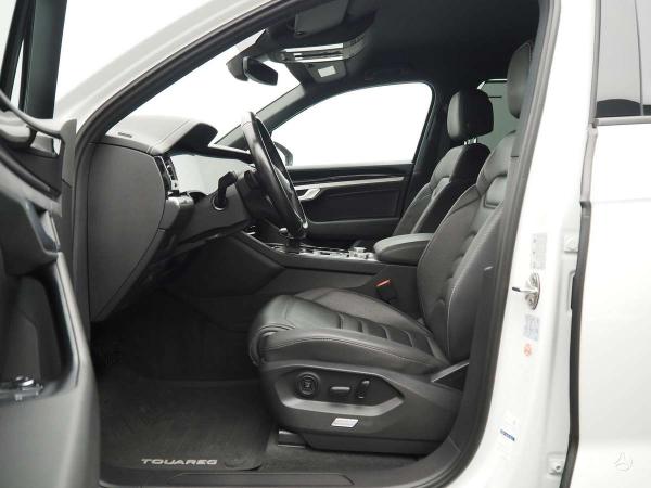 White Volkswagen Touareg 2023 in Vilnius, with an engine capacity of 2.97 L and mileage of 158 thousand km for 34750 €, photo 9 on AUTOMOTO.COM.LV