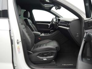 Balts Volkswagen Touareg 2023 Viļņa, ar dzinēja tilpumu 2.97 L un nobraukumu 158 tūkst. km par 34750 €, foto 12 vietnē AUTOMOTO.COM.LV